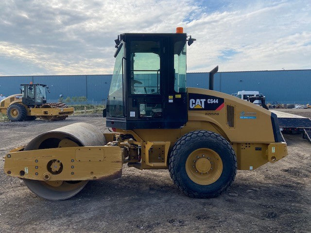 Caterpillar CS-44 (Prefix M4S) Vibratory Compactor Operation and Maint ...